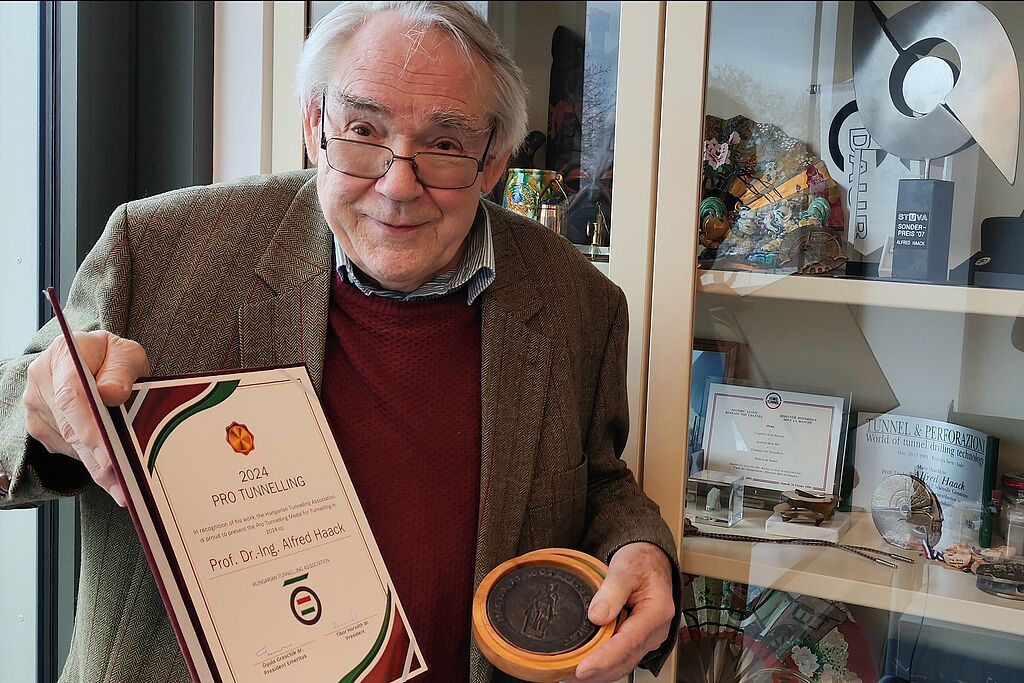 Alfred Haack erhält Auszeichnung für sein Lebenswerk in Budapest ...